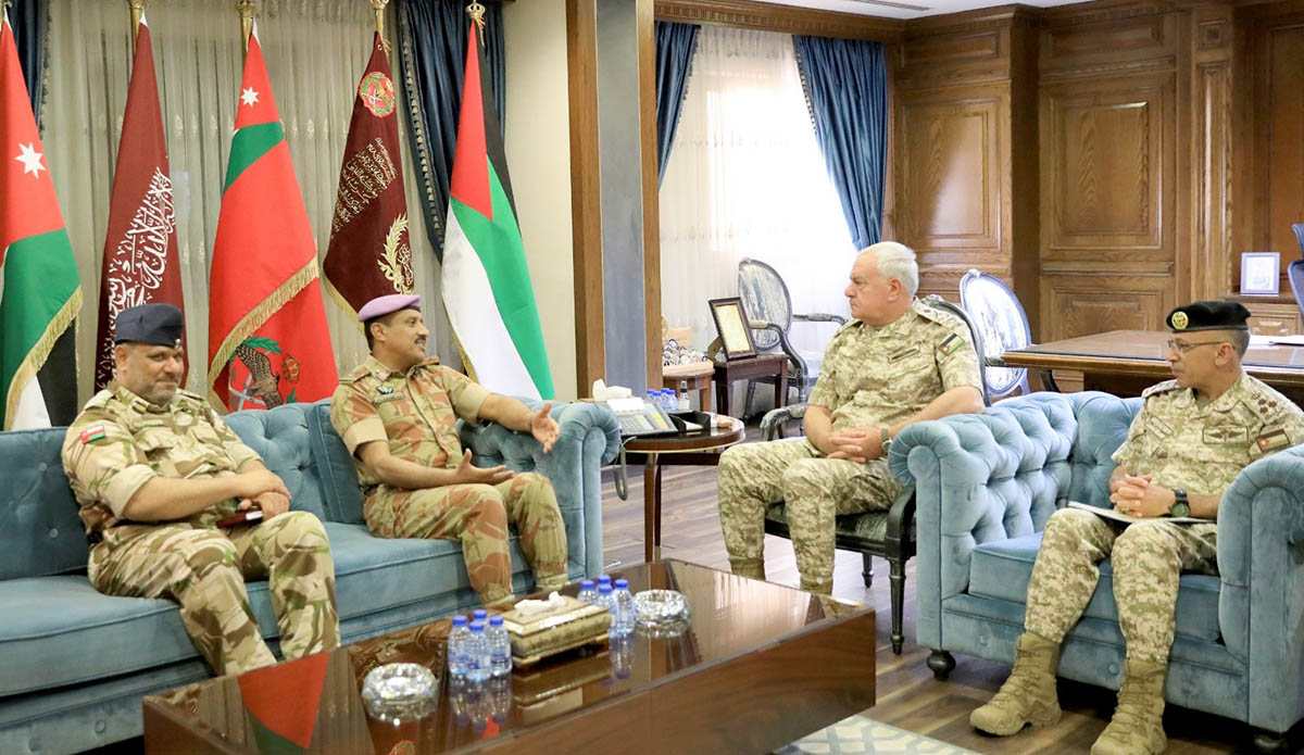 Army chief welcomes Omani delegation - Fana News